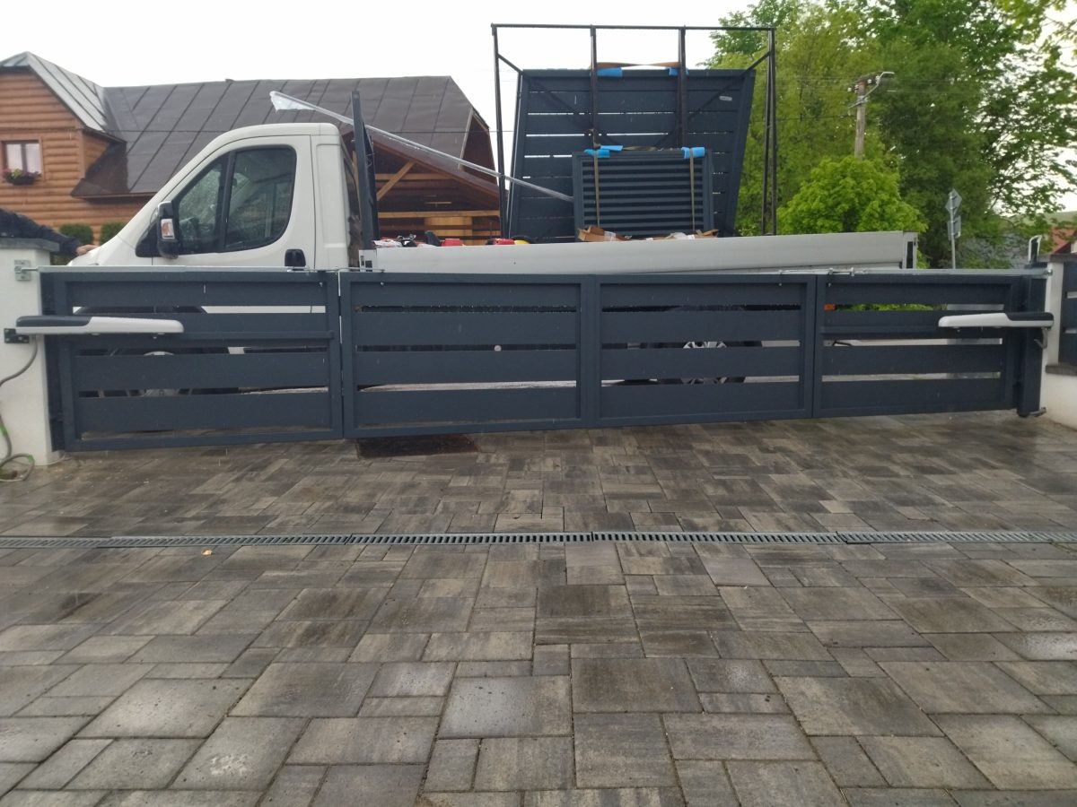 Double-leaf folding gate – Novoť | Sliding gates and fences | VISIO