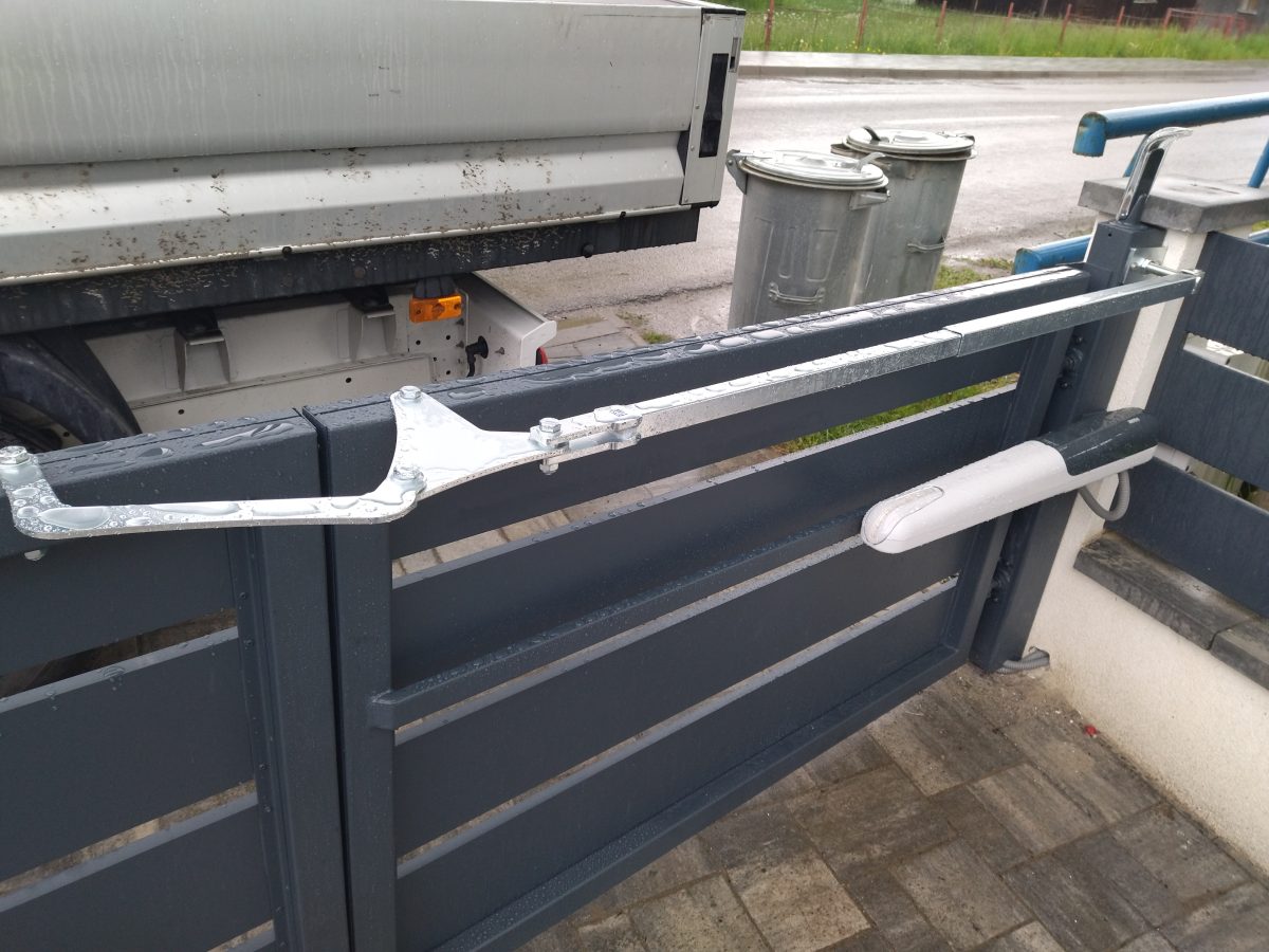 Double-leaf folding gate – Novoť | Sliding gates and fences | VISIO