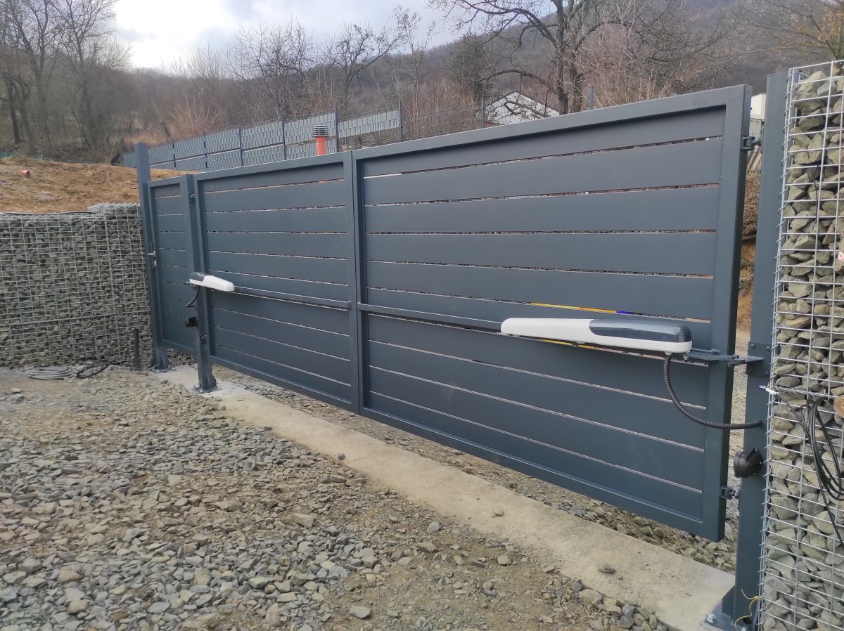 Double-leaf gate – Veľký Šariš | Sliding gates and fences | VISIO