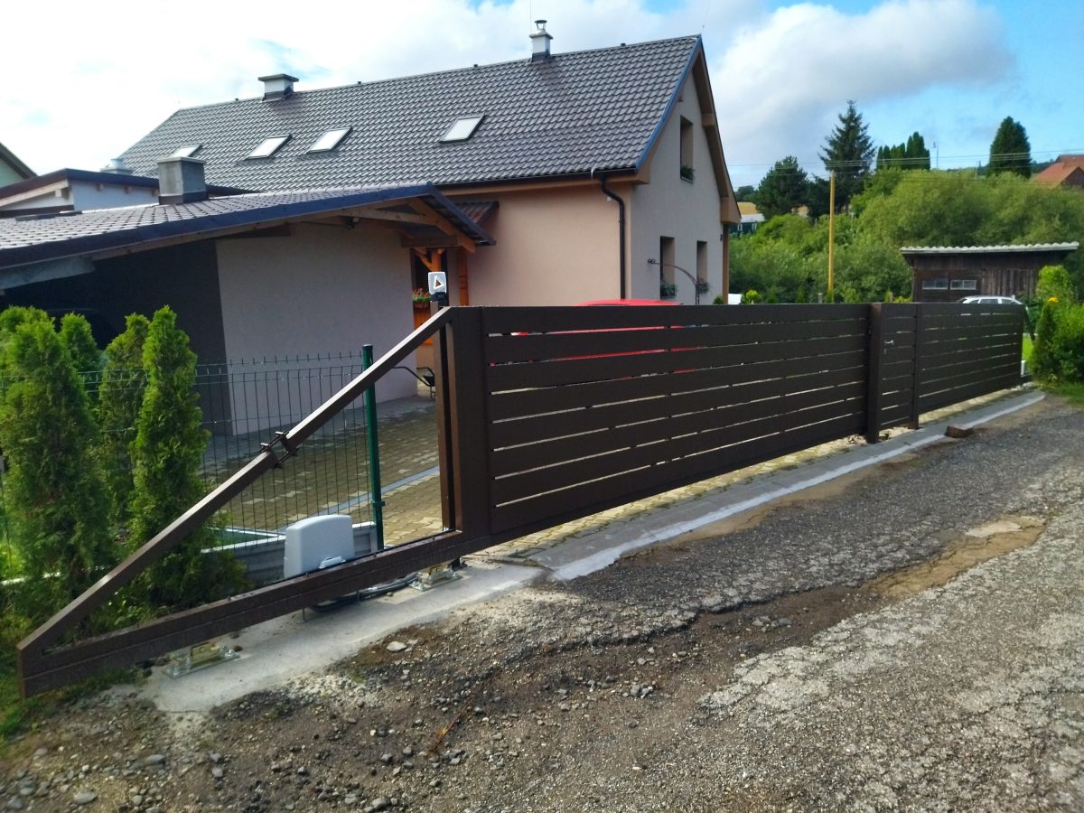 Cantilever gate – Sklené | Sliding gates and fences | VISIO