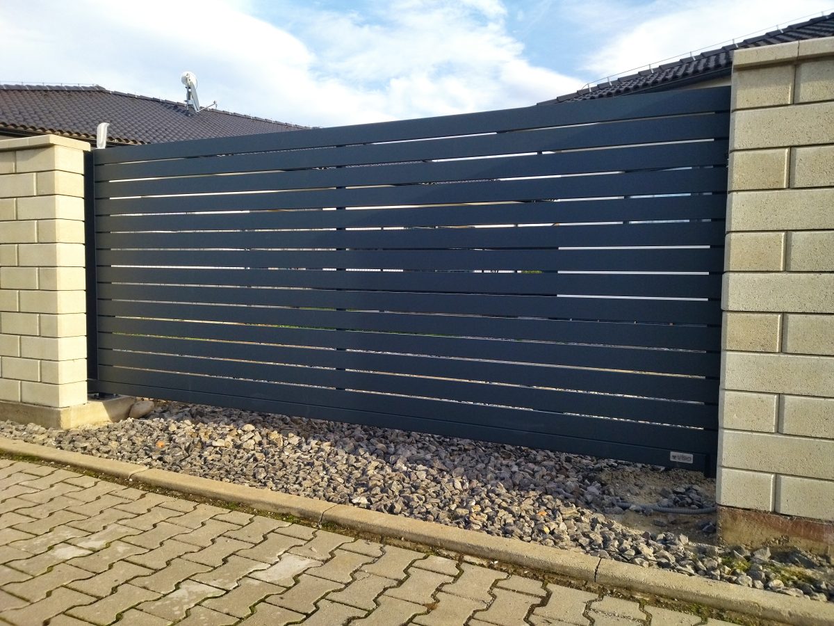 Cantilever gate – Košice | Sliding gates and fences | VISIO