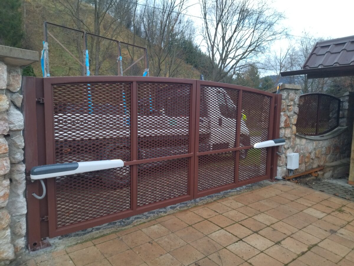 Double-leaf gate – Smolník | Sliding gates and fences | VISIO