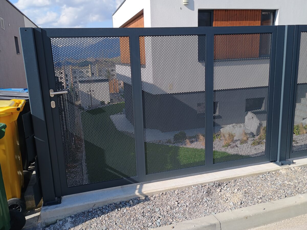 Rail gate – Dolný Kubín | Sliding gates and fences | VISIO