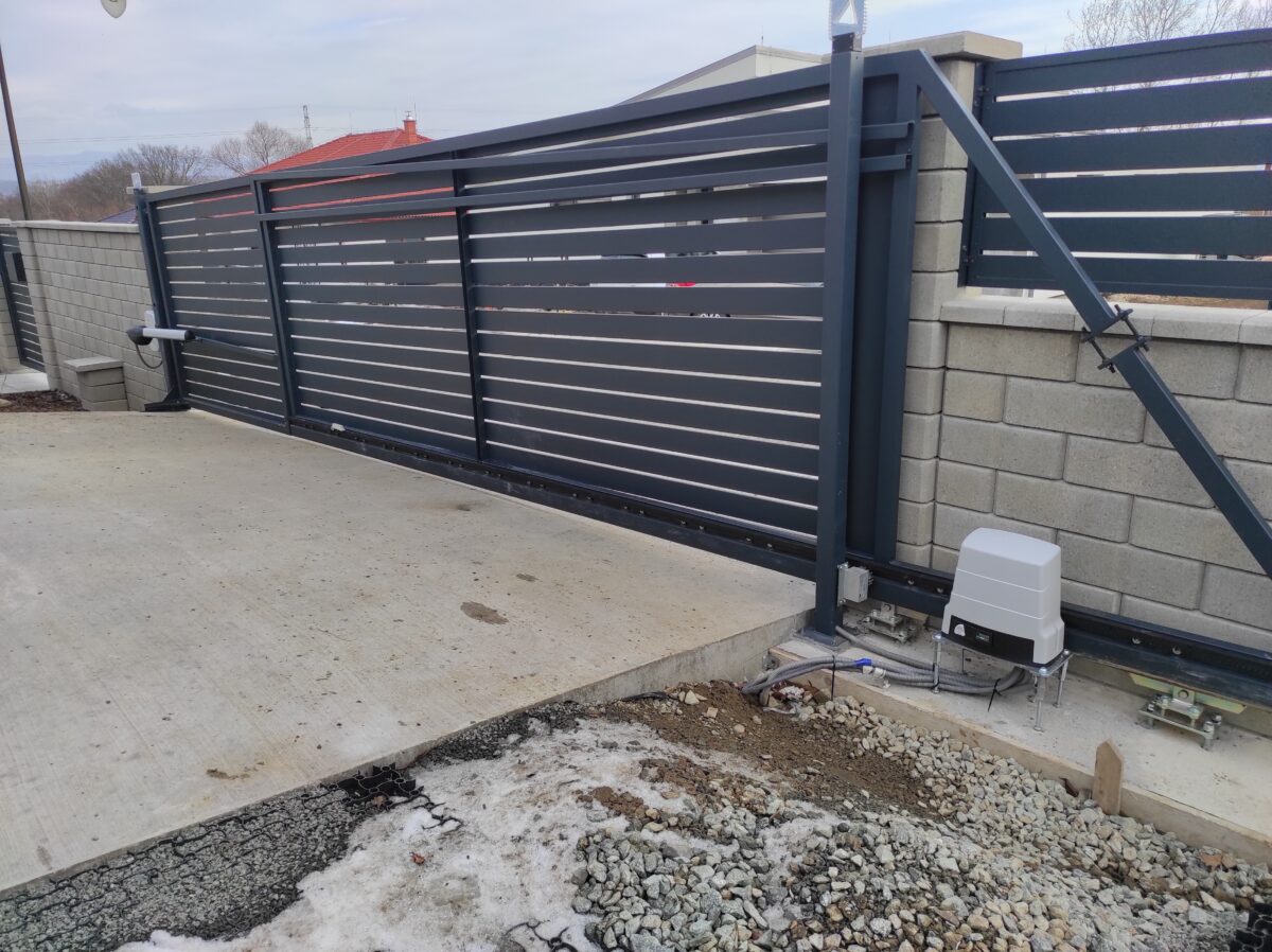 Cantilever gate – Budimír | Sliding gates and fences | VISIO