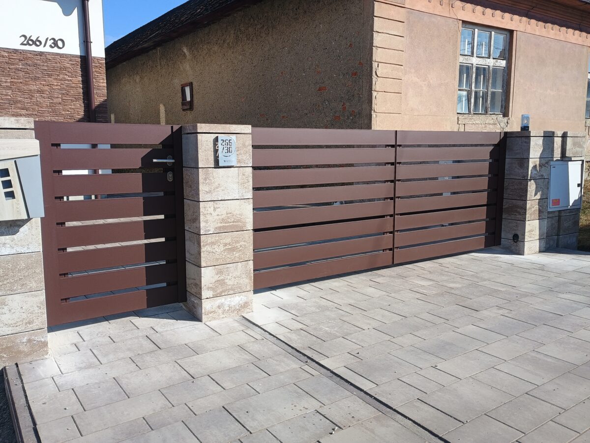 Double-leaf gate – Ľubotín | Sliding gates and fences | VISIO